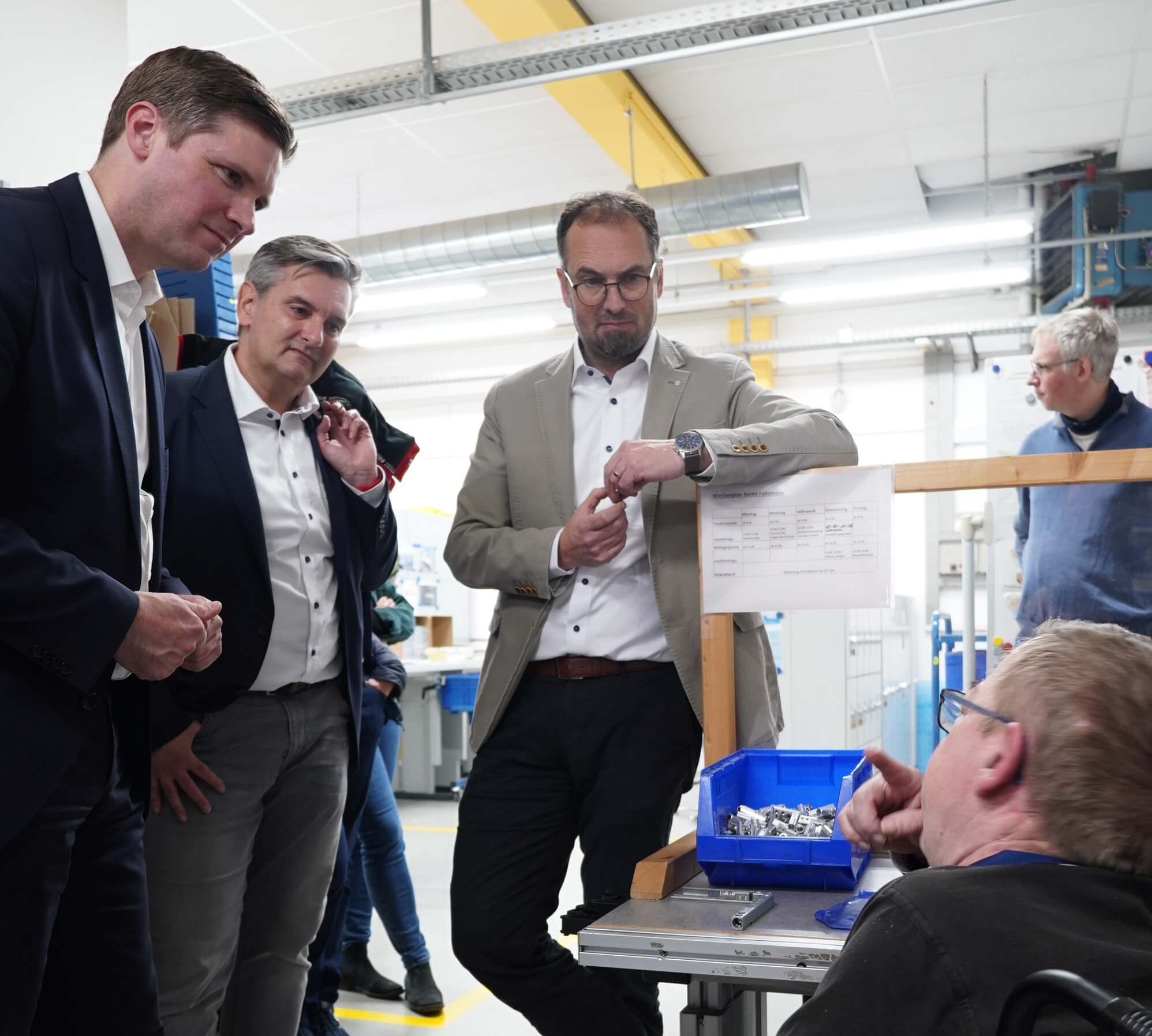 03.11.2023 Staatssekretär besucht Werkstatt von Atrio Leonberg ...